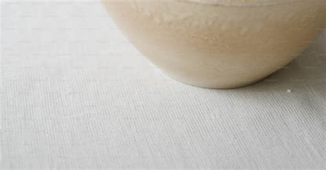 테이블 위에 과일로 가득 찬 하얀 그릇 사진 Unsplash의 배 이미지