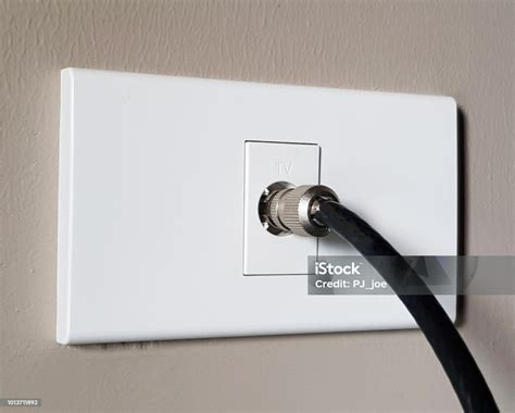 전기 소켓와 Tv 건설 리 모델링 리 모델링 확장 복원 및 재건 중인 아파트의 방에 있는 건식 벽체에 있는 콘센트 네트워크 연결 플러그에 대한 스톡 사진 및 기타 이미지