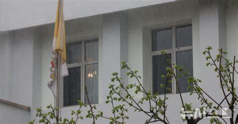 프란치스코 교황 선종 조기 게양된 주한 교황청대사관