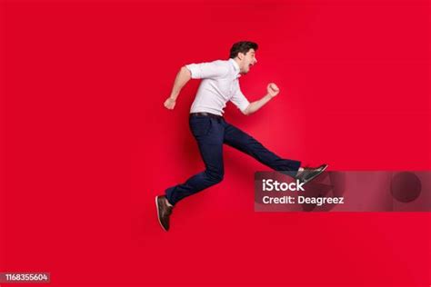 빨간 배경으로 고립된 상태에서 관심있는 무언가를 향해 가는 긴급 한 달리기 남자의 전신 몸 크기 사진 바지 의복에 대한 스톡 사진 및 기타 이미지 Istock