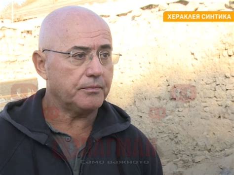 Вадят с лебедка втората статуя открита в Хераклея Синтика за да я изложат в музея