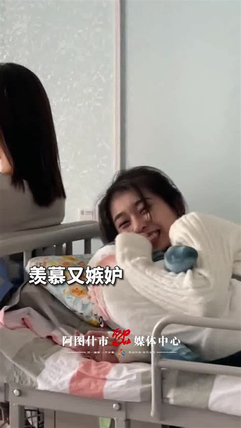 室友和男朋友视频聊天，小姐姐满脸羡慕 直播吧zhibo8cc