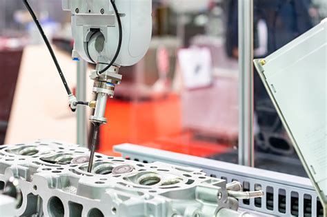 실린더 헤드 엔진 또는 산업용 제조 공정의 부품 제품으로 조립 흡입 및 배기 밸브 동안 진공 또는 흡입에 의한 첨단 기술 정확도 및 현대 자동 따기 공기 오염에 대한 스톡