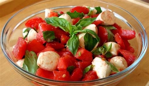 პომიდვრისა და მოცარელას სალათა Kulinaria Ge