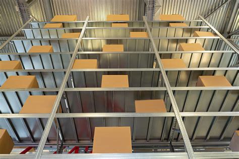 다층 창고 랙 장기 보관을 위한 강철 선반 철골 구조물 늦은 창고 카드 상자는 창고에 보관됩니다 유통 센터 가구 산업용 격납고의 금속 선반 0명에 대한 스톡 사진 및 기타