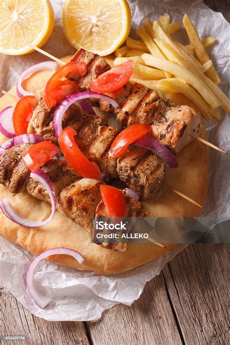 그리스 수블라키 케밥 피타 및 야채면 클로즈업 수직분사 0명에 대한 스톡 사진 및 기타 이미지 0명 2015년 감자 요리