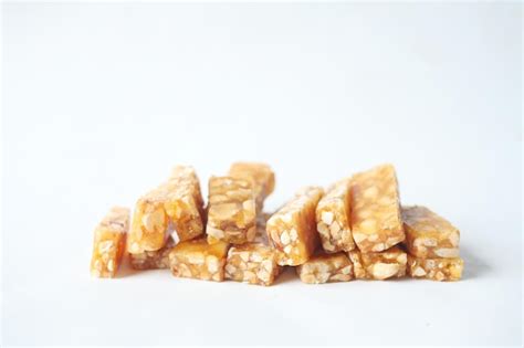 Barra Dulce De Cacahuetes Sobre Un Fondo Blanco Foto Premium
