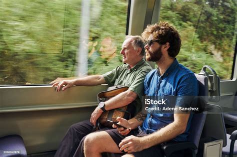 여행 기차의 창가와 가족 대중 교통의 노인과 아들 통근 및 관광 철도 승객 및 연로한 아버지 여행 관광객 및 여행 또는 차량 운송 중인 사람들 관광객에 대한 스톡 사진 및