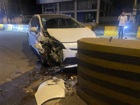 រថយន្ត ព្រូសពន្លះរបាំងថ្មពុះចែកទ្រូងផ្លូវគល់ស្ពានអាកាសក្បាលថ្នល់ទៅមុខលែងរួច នគរដ្រេហ្គន