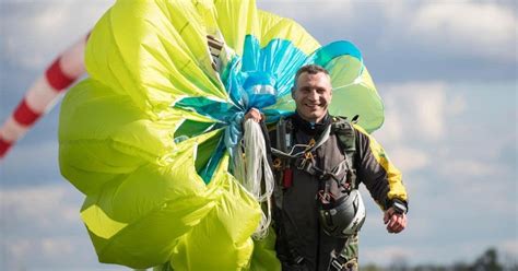 Стрибок із парашутом і 50 кіл у басейні як брати Клички відсвяткували ювілей Віталія відео