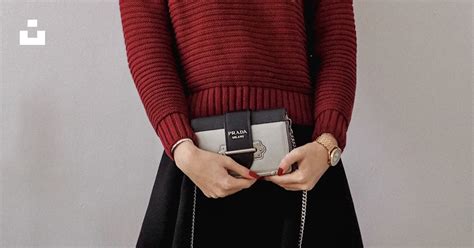 흰색 상자를 들고 빨간 스웨터를 입은 여자 사진 Unsplash의 무료 여자 이미지