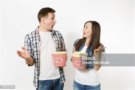 젊은 커플 여자와 남자 캐주얼 옷 날짜에 영화 영화를 보고 3d 안경에 흰색 배경에 고립 손을 확산 팝콘 양동이 들고 충격 영화