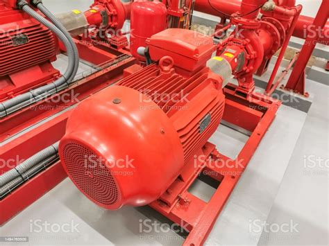 산업용 전기 구동 워터 펌프 및 파이프에서 볼 수 있는 이 펌핑 그룹은 건물 화재 스프링클러 및 소방 릴을 위한 물 주입 역할을 합니다 산업용 전기 구동 펌프 보기 전기