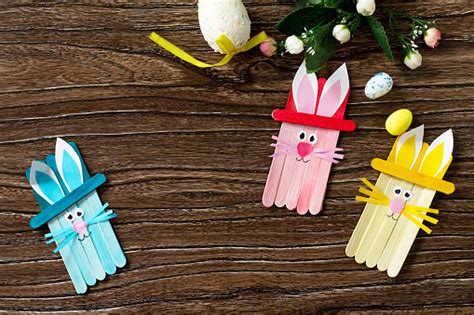 부활절 토끼 장난감 선물 Stics 나무 테이블에 인형 공간을 복사합니다 Handmade 아이들의 창의력 아이들을위한 공예의 프로젝트 0명에 대한 스톡 사진 및 기타 이미지