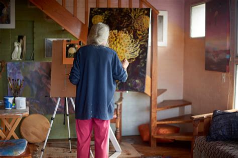 거실 스튜디오 워크샵 또는 갤러리의 캔버스에 노인 여성 또는 예술가 그림 창조적 인 다채로운 방에서 오일 페인트와 수채화로 예술 꽃 이미지를 만드는 전문 화가 그림 그리기에