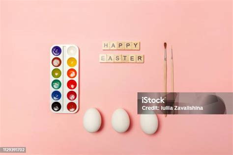 비 행복 한 부활절 편지 계란 화려한 페인트에 고립 된 유행 파스텔 핑크 배경 4월에 대한 스톡 사진 및 기타 이미지 4월 개념 개념과 주제 Istock