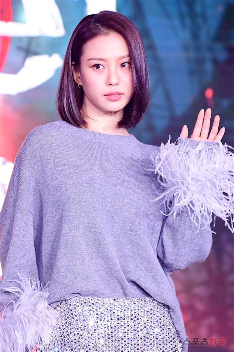 고민시 새침 손인사