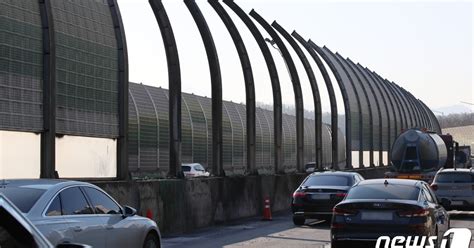 대구 중부내륙고속도로 Suv 화재 방음벽 옮겨붙어