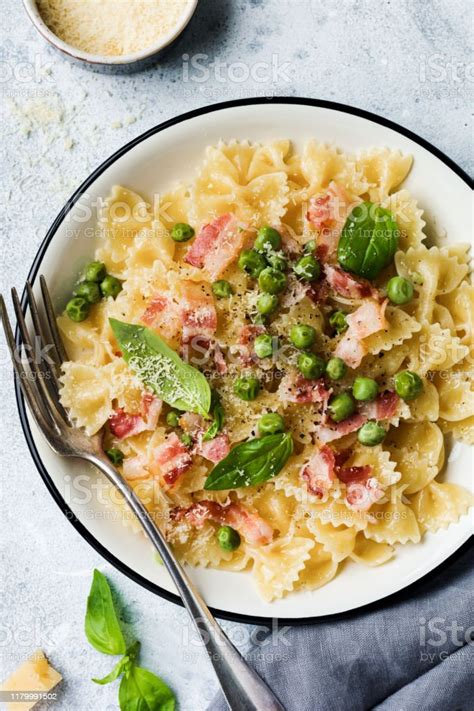오래된 회색 콘크리트 배경에 베이컨과 녹색 완두콩과 파마산 치즈를 곁들인 페투치네 파스타 맨 위 보기 건강한 식생활에 대한 스톡 사진 및 기타 이미지 Istock