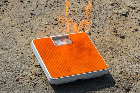 아스팔트 텍스처 배경의 바닥 형 스케일 굽기 개념 굽기 칼로리 슬리밍 및 다이어트와 스포츠 운동을 통해 체중 감량 0명에 대한 스톡 사진 및 기타 이미지 Istock