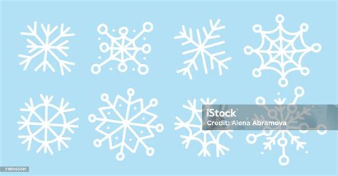 눈송이 낙서 세트 겨울 요소 새해 장식 크리스마스 윤곽선 크리스마스 카드 초대장에 대한 선형 아이콘 고정 스티커 밝은 파란색 배경에 다른 흰색 눈송이 결정체에 대한 스톡