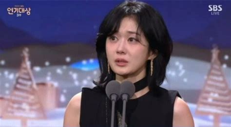 23년 만에 대상 받은 장나라 “‘궁금한 배우로 남고 싶다 ”