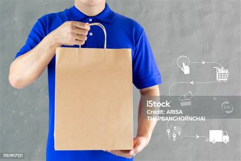 배달 남자 손은 온라인 쇼핑 주문에 대 한 파란색 유니폼과 아이콘 미디어에 포장 종이 가방을 들고 텍스트에 대 한 복사 공간을