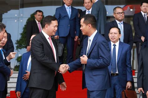 ដំឡើងឋានន្តរស័ក្តិជា «នាយឧត្តមសេនីយ៍ ជូនឧបនាយករដ្ឋមន្រ្តី រដ្ឋមន្រ្តី ២រូប