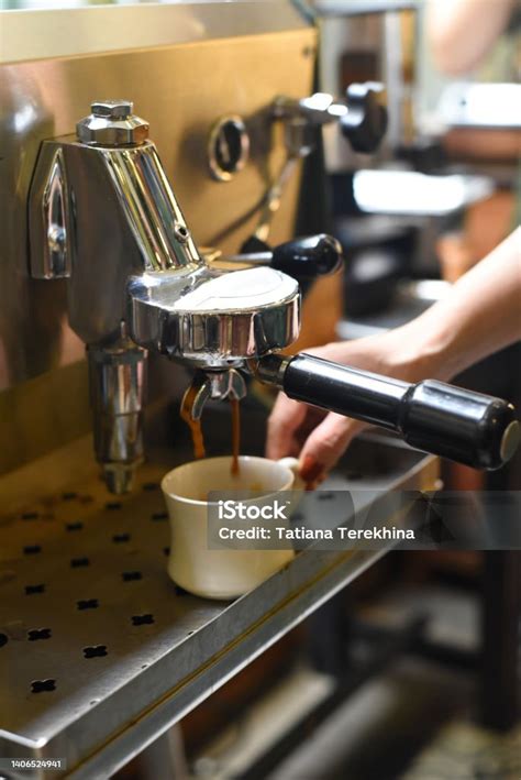 커피 머신으로 커피를 만드는 동안 컵을 들고있는 여성의 손 갈색에 대한 스톡 사진 및 기타 이미지 갈색 기계류 따르기 Istock