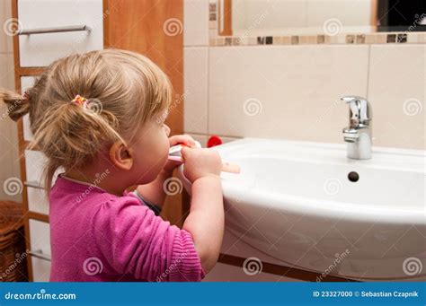Denti Di Spazzolatura Della Ragazza Prescolare Fotografia Stock
