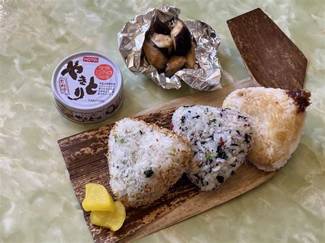 魔女っこれい On Twitter お弁当作った。手前から野沢菜ちりめん胡麻おむすび、わかめと梅しそおむすび、おかか醤油おむすび。沢庵