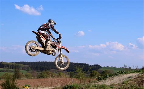 무료 이미지 도약 차량 훈련 흙 십자가 익스트림 스포츠 힘 경마 무미 건조한 운전사 모터 스포츠 무임