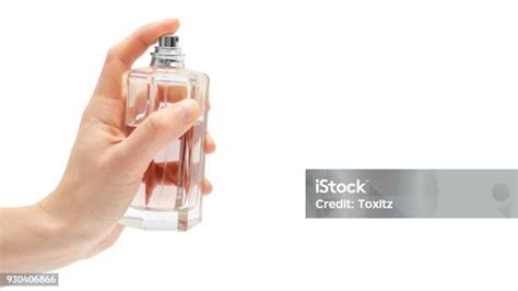 여성 손 걸립니다 또는 향수 물 항아리를 준다 흰색 배경에 고립 공간 복사 템플릿 손에 대한 스톡 사진 및 기타 이미지 손 향기로운 향수 미용 위생 제품 Istock