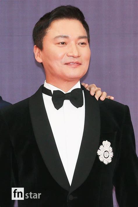 포토 조재윤 옅은 미소 헉스