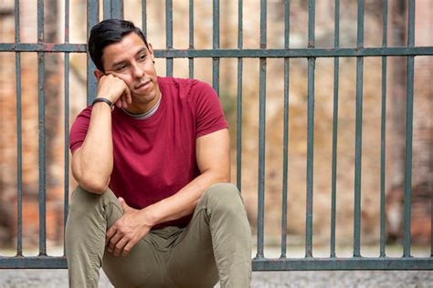 J Venes Latinos Sentados Y Aburridos Ciudad De Panam Centroam Rica