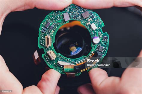 정밀 프라임 광학 Dslr 렌즈 서비스 조정 및 정렬 사진 엔지니어 작업장에서 카메라 렌즈 수리 세트 사진 사진 카메라 렌즈의 유지 보수 지원 기술자에 대한 스톡 사진 및