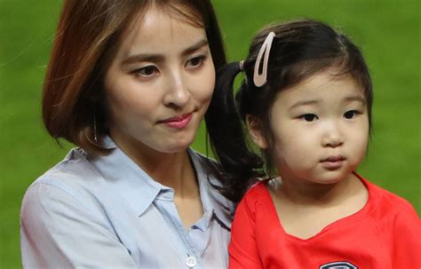 어제 Fc서울 에스코트키즈로 나온 기성용 딸 연예이슈 수다방 네모판