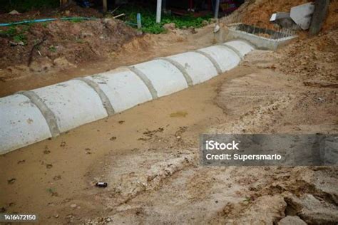 건설 현장의 콘크리트 배수 파이프 및 맨홀 0명에 대한 스톡 사진 및 기타 이미지 0명 갈색 개발 Istock