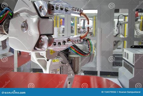 Automatizaci N Rob Tica De La Soldadura Por Puntos Foto De Archivo Imagen De Funcione