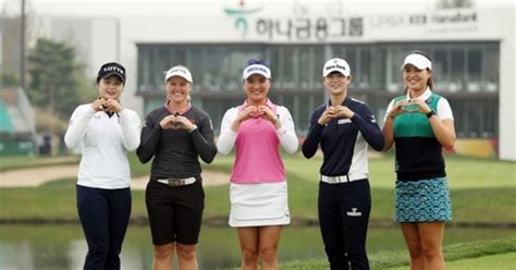 골프 여제들의 사랑스러운 포즈