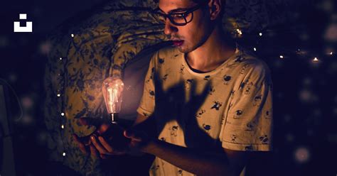 손에 촛불을 들고 있는 청년 사진 Unsplash의 무료 사람 이미지