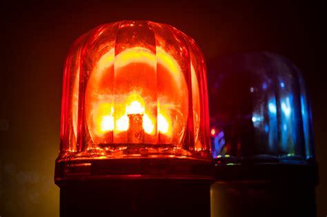 경찰 차 파란색과 빨간색 둥근 빈티지 사이렌 어두운 어둠 속에서 복고풍 스타일의 경찰 사이렌을 회전 0명에 대한 스톡 사진 및 기타 이미지 Istock