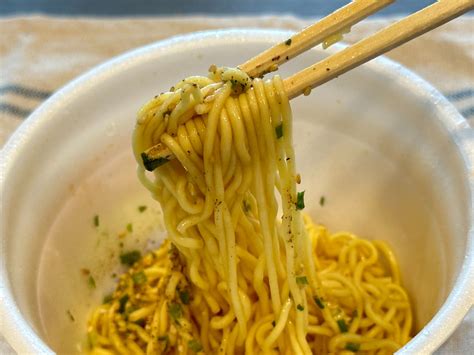 「スーパーカップ 濃旨塩だれ焼そば」パンチのある濃いニンニク塩味！超やみつきペッパーが味を引き締める 提供 ネタフル