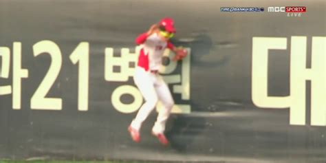 김호령 보고도 믿기 힘든 엄청난 슈퍼 캐치 Adtcaps