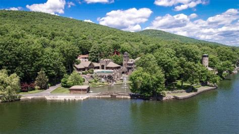 Derek Jeter Is Selling His 1475 Million New York Mansion That Includes Its Own Statue Of