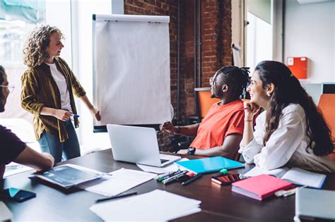 현대 사무실에서 업무 회의에서 다양한 동료들에게 화이트 보드를 사용하여 프레젠테이션을 하는 젊은 기뻐하는 직원 플립차트에 대한 스톡 사진 및 기타 이미지 Istock