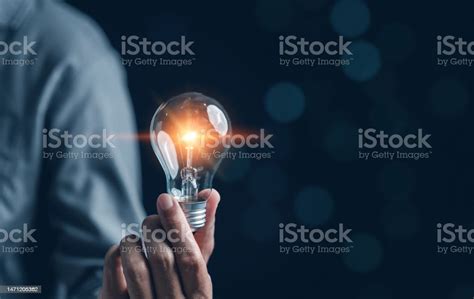 빛나는 가상 두뇌 전구가 있는 스마트 지능형 창의성 동기 부여 및 혁신 개념으로 조명 전구 아이디어 혁신 및 영감을 들고 있는 손 남자 개발에 대한 스톡 사진 및 기타