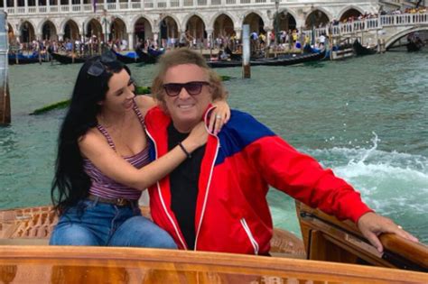 Poznati PevaČ Je Sa 48 Godina MlaĐom Devojkom Ostavio Je Prvu ženu