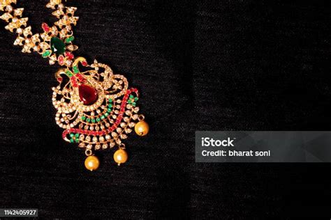 어두운 배경에 정통 전통 인도 보석 목걸이 결혼식 축제 및 기타 행사에서 목에 착용 하십시오 웹 사이트 인쇄에 대 한 매우 유용한 이미지 Gt 모바일 응용 프로그램 0명에