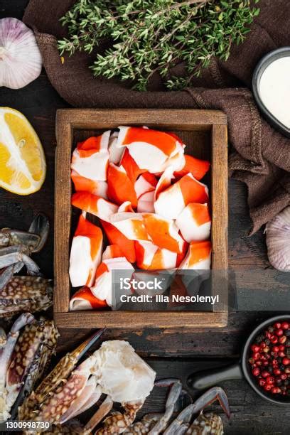 신선한 게 고기 스틱 수리미 나무 상자에 어두운 나무 배경에 상단 보기 플랫 누워 가지 식물 부위에 대한 스톡 사진 및 기타 이미지 가지 식물 부위 갈고리 발톱